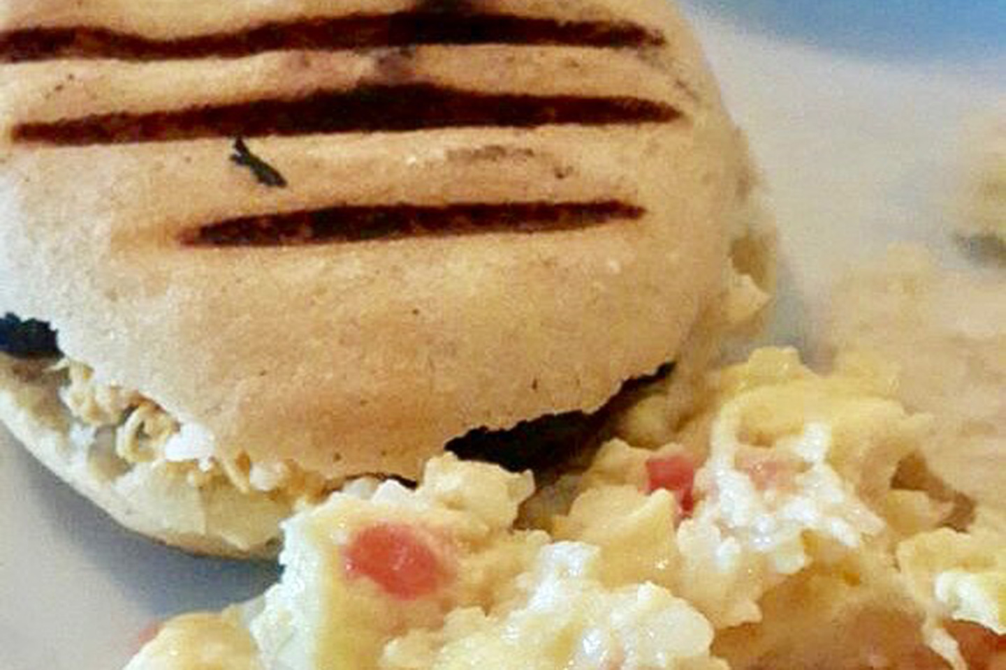 Arepa con huevos y hortalizas tipo revoltillo - Alimentando Futuros